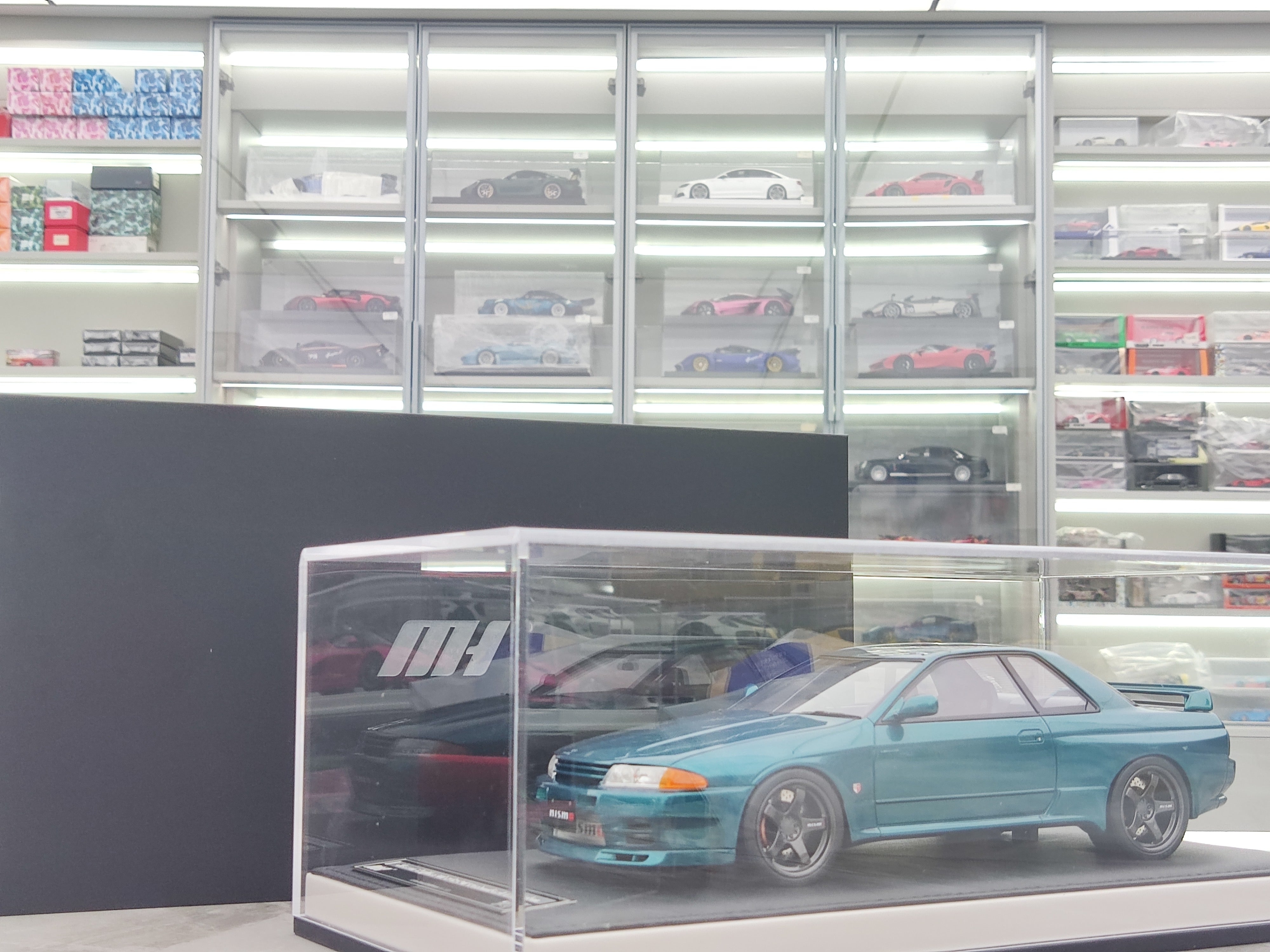 MOTORHELIX 1/18 Nissan Skyline GT-R (R32) Customized Version Midnight ...